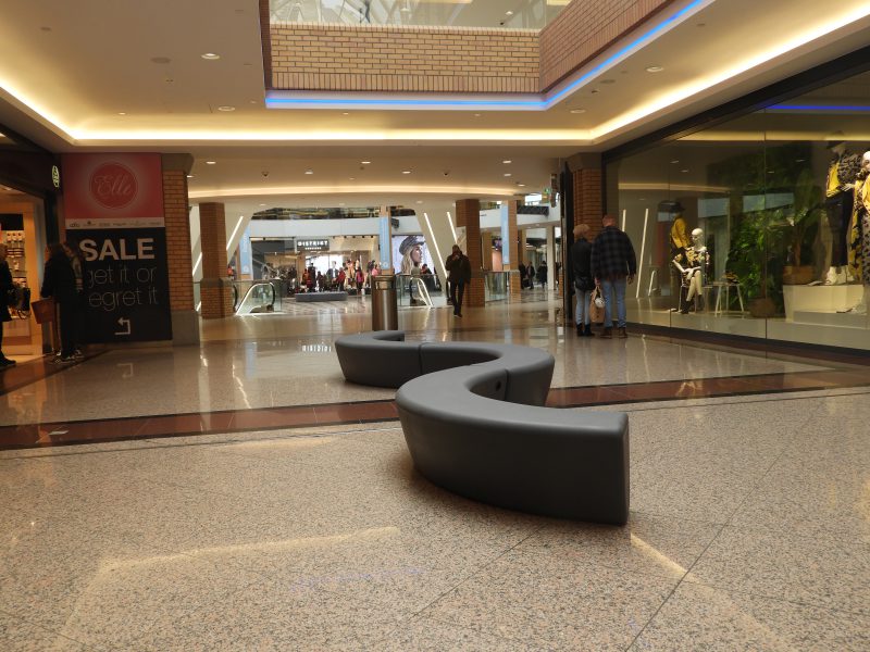 Bank Loop Arc van polyethyleen in vrolijke kleuren