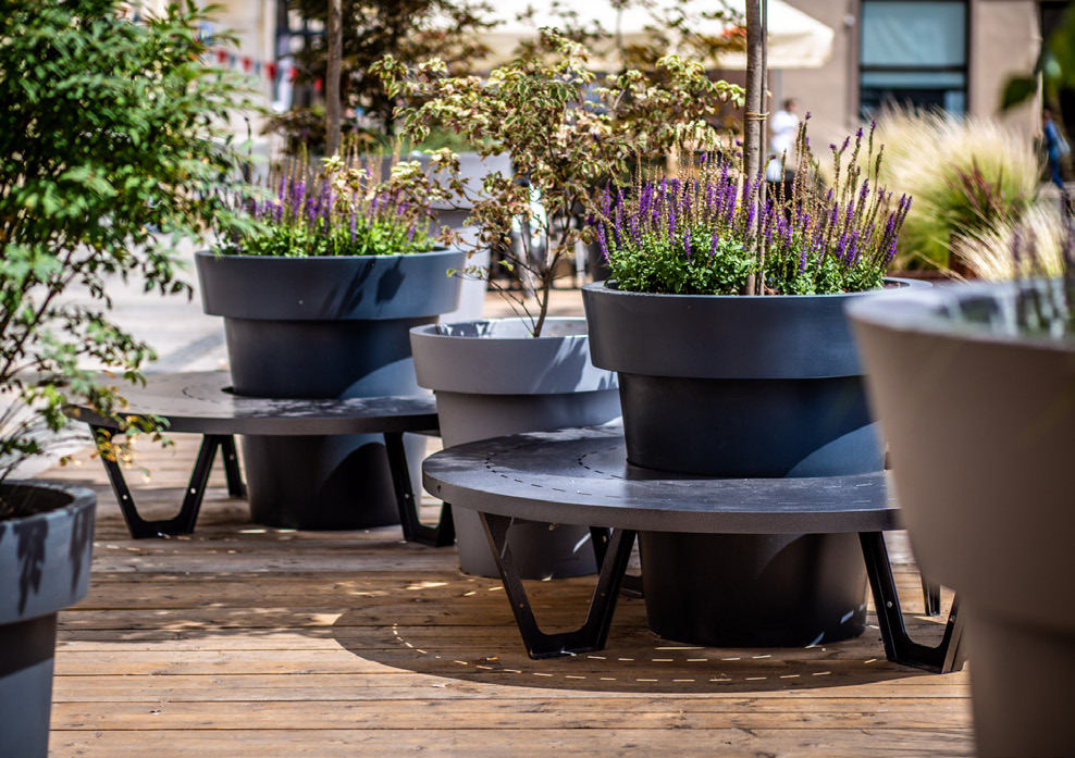 Wave Bank | Zitelementen gecombineerd met reuze plantenbakken | Tjinco