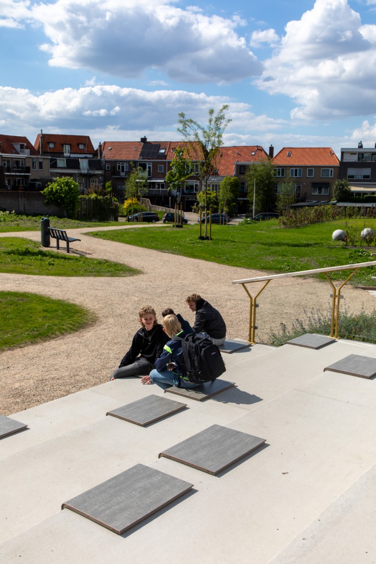 Zitten met uitzicht bij station Kampen