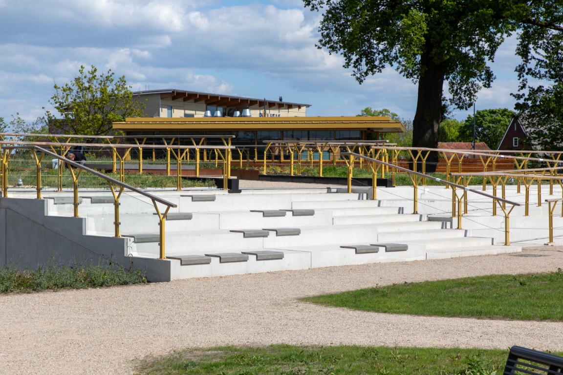 Zitten met uitzicht bij station Kampen