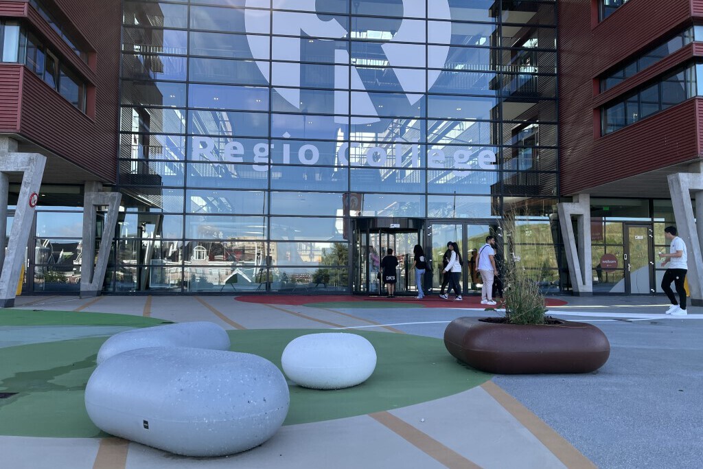 Schoolplein Regio College ingericht met nieuw meubilair